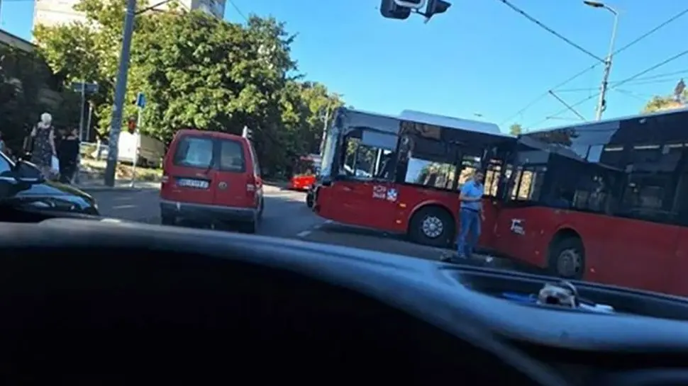 Sudar dva autobusa u Ruzveltovoj ulici, povređeno troje putnika